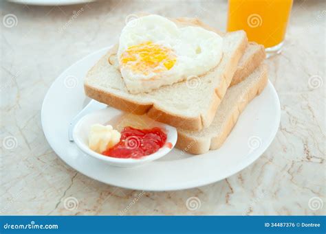Desayuno Tostadas Huevo Y Mermelada De Fresa Foto De Archivo