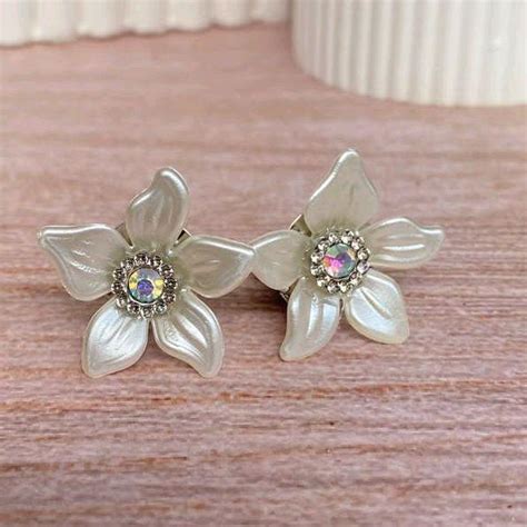 Anting Klip Hijab Bunga Sakura Peniti Shop Tokopedia
