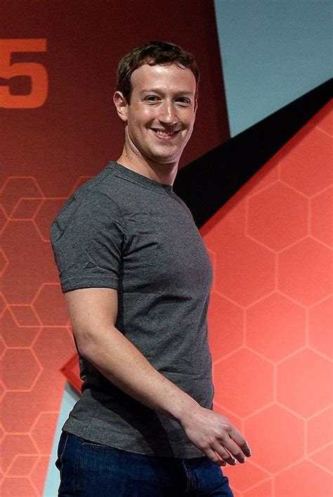 Mark Zuckerberg Y Su Eterna Camiseta Gris ¡hola