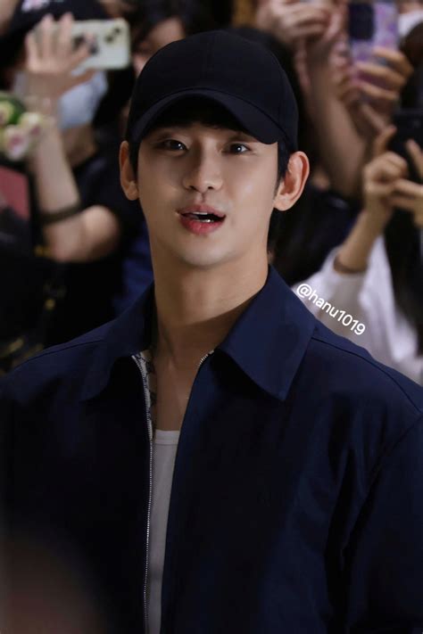 더쿠 김수현 요즘 진짜 잘생겨보여