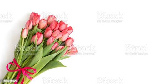 흰색 배경에 고립 된 활과 핑크 튤립의 꽃다발 아름다운 봄 꽃 발렌타인 데이 어머니의 날 개념 공간 상단 보기 플랫 레이를 복사합니다 부케에 대한 스톡 사진 및 기타 이미지