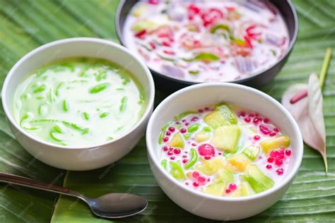 Premium Photo Thai Dessert Thai Rice Flour Pandan Leaf Cantaloupe