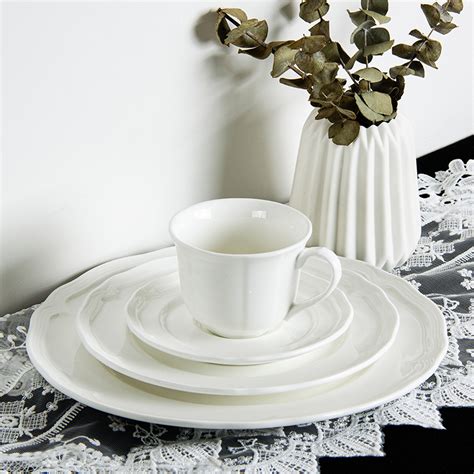 Explore The Top 10 Benefits Of An All White Porcelain Dinner Set For
