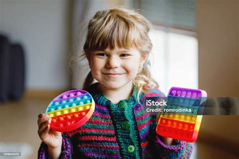 새로운 트렌드 감각 장난감으로 재생 작은 금발의 유치원 소녀 무지개 팝 어린이와 성인을위한 안티 스트레스 장난감 화려한 장난감