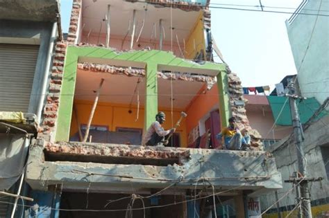 चक नह त वट नह क बनर लग दय धरन