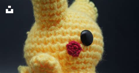 노란색과 흰색 곰 봉제 장난감 사진 Unsplash의 무료 플러시천 이미지