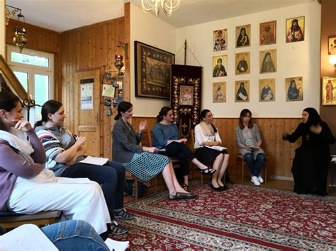 Maica Sofronia A ținut Ateliere Despre Dezvoltare Personală în Estul