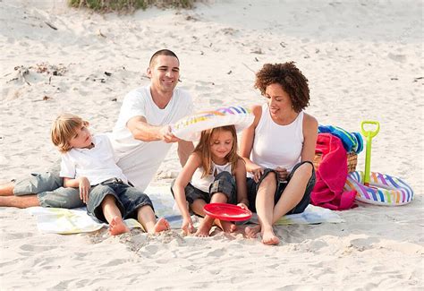 Fundo Família Brincando Com O Papai De Brinquedo De Areia Sorrindo Foto