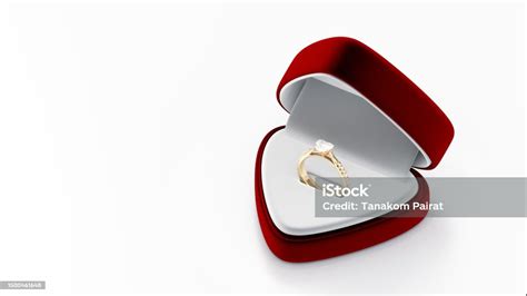 3d 렌더링 디자인이 적용된 골드 다이아몬드 반지는 흰색 배경에 열린 빨간 벨벳 보석 상자에 들어 있습니다 0명에 대한 스톡 사진 및 기타 이미지 Istock