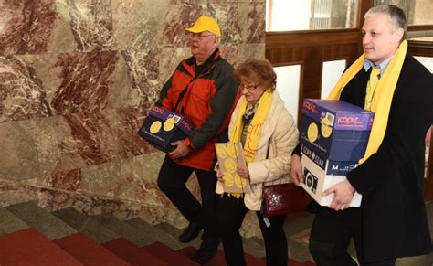 Pobuda Za Otroke Gre Zbrala 80518 Podpisov Družina Vsak Dan S Teboj