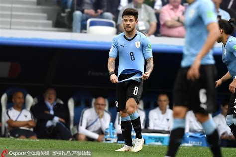 高清图：球衣质量不行？南德斯被拉扯球衣破大洞 搜狐大视野 搜狐新闻