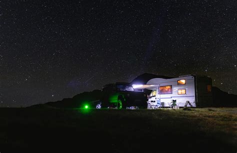 有关rv 交通系統 假期 天性 戶外 景觀 椅子 樹木 營地 貨車 車輛 露營 露營者的免费素材图片