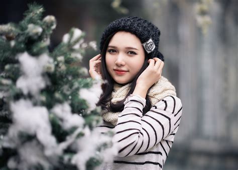 배경 화면 여자들 모델 아시아 사람 뷰어를보고 갈색 머리의 스웨터 스카프 털 모자 피사계 심도