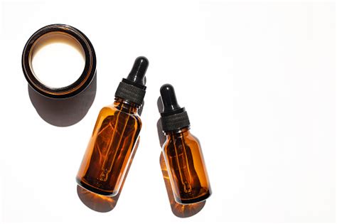 파이펫과 흰색 배경에 크림 항아리가 있는 화장품 또는 의료 병 상단 보기 텍스트에 대 한 장소 0명에 대한 스톡 사진 및 기타 이미지 Istock