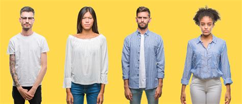그룹 사람들 여자와 남자의 콜라주 화려한 노란색 고립 된 배경 회의론 자 및 긴장 문제 때문에 장난 화가 부정적인 사람 감정에 대한 스톡 사진 및 기타 이미지 Istock