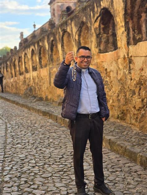 Escucha Y Comparte Estos Hermosos Testimonios Sobre El Poder Del Santo Rosario