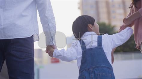 幸福一家三口牵手3840x2160高清视频素材下载编号9135667实拍视频光厂vj师网