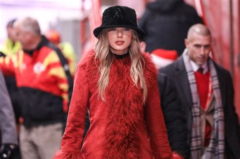 Taylor Swift Arrives To Chiefs Game Rocking Red Faux Fur Coat