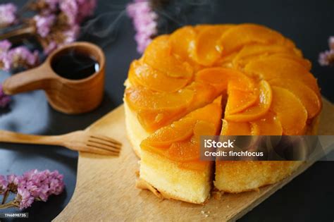 테이블에 복숭아 케이크의 아직도 인생 사진 스튜디오에서 촬영 뜨거운 음료와 함께 제공 되는 인기 있는 디저트 깨끗 한 음식 개념입니다 복숭아류에 대한 스톡 사진 및 기타