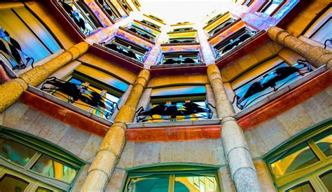 زندگینامه و آثار آنتونی گائودی معمار اسپانیایی هادی کریمی