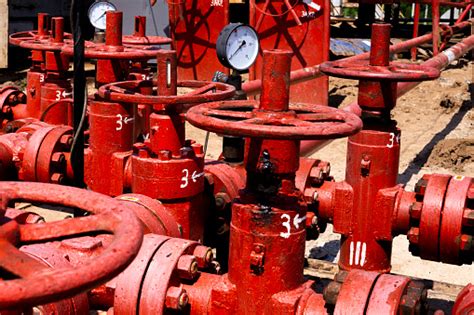 파이프 라인 밸브와 석유 및 가스 처리 공장 석유 및 가스 산업의 오일 파이프 라인 밸브 밸브는 화창한 여름 날에 필드에 석유 파이프 라인을 플러그 가솔린에 대한 스톡 사진