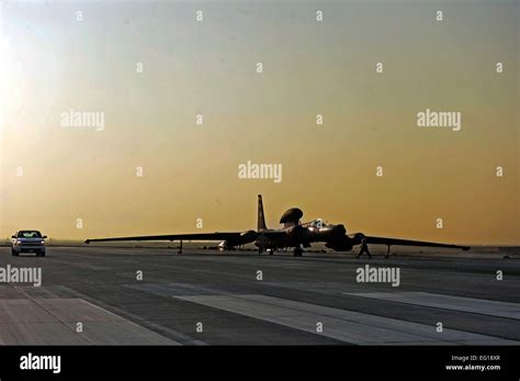 Ein Flugzeug Der Us Air Force U 2 Bereitet Auf 24 November 2010 Von Einem Unbekannten Ort Im