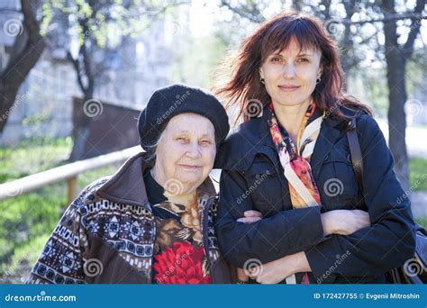 Nieta Del Día De La Madre Con Su Abuela De 90 Años Imagen De Archivo