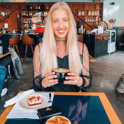 Cute Coffee Shop Look