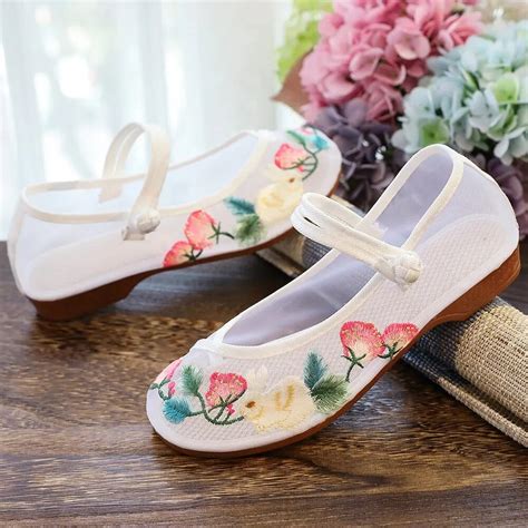Veowalk See Through 여름 여성 거즈 패브릭 발레 플랫 꽃 수 놓은 신발 버클 올드 베이징 티몬