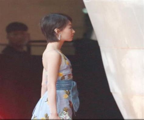 周冬雨新造型现身活动现场，第三张引起了大家的注意 每日头条