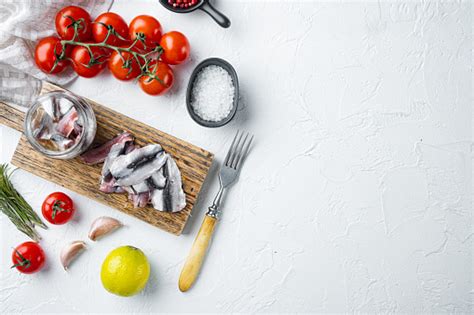 소금에 절인 멸망 필렛 나무 도마에 허브와 재료와 흰색 배경에 상단 보기 플랫 레이 카피 스페이스와 텍스트 공간을 가진 0명에 대한 스톡 사진 및 기타 이미지 Istock