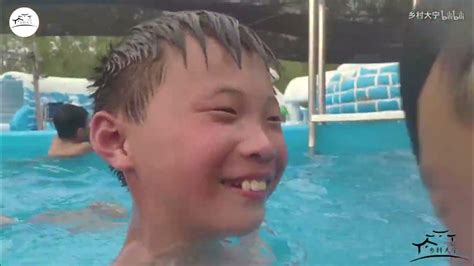 农村水上乐园做活动，输了惩罚凉水管冲裤裆，小胖子从头输到尾 Youtube