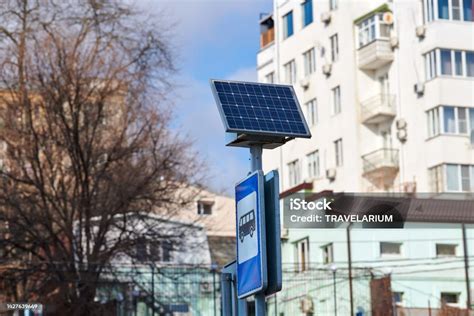 도시 도로 표지판에 태양 전지판 버스 정류장 빛을위한 힘 환경 친화적 인 전기 가로등에 대한 스톡 사진 및 기타 이미지 가로등 거리 경제 Istock