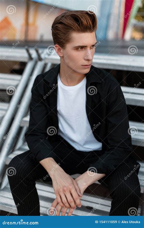 St Dtischer Attraktiver Junger Mann Mit Einer Stilvollen Frisur In Einem T Shirt In Einem