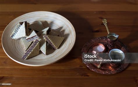 전통 터키 구리 커피 냄비와 일치하는 컵의 오리엔탈 커피 0명에 대한 스톡 사진 및 기타 이미지 0명 갈색 배경 고풍스런