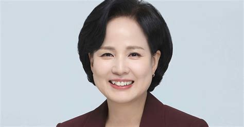 반바지 샌들로 출근강동구 파격 실험 반바지 샌들로 출근강동구 파격 실험