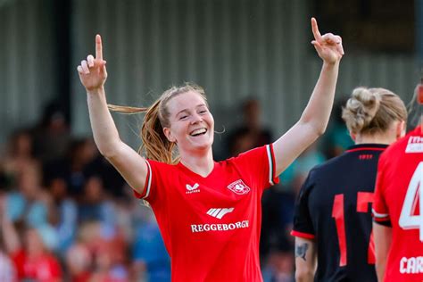 Van Dijk En Ploeggenoot Blinken Uit Vrouwenvoetbalnieuws