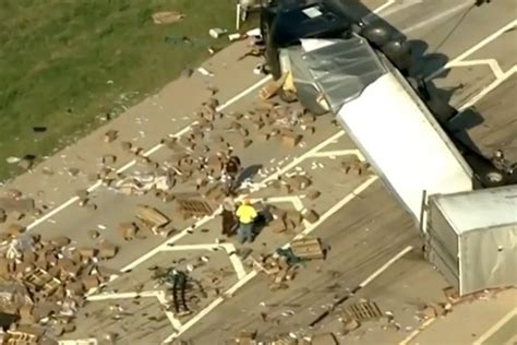 Caminh O De Sex Toys Tomba E Deixa Brinquedos Espalhados Na Rodovia Metr Poles