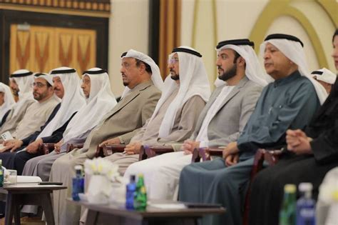 ضاحي خلفان يكرم الأسر الفائزة بجائزة سعيد بن لوتاه صحيفة الخليج