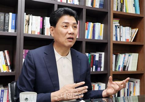 정치의 뉴 패러다임 엄경영 남·원·정 같은 새 인물로 소득·정치 양극화 해결해야