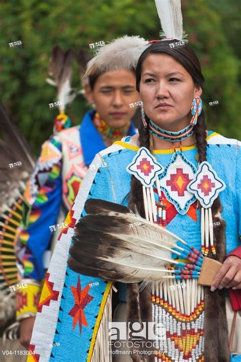 Canadá Mujer Nativa Americana En Traje Tradicional Para La Ceremonia Paw Wow En Alberta