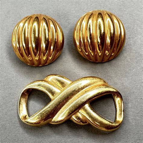 Lot 005 14k Yg Pair Of Earrings And Ribbon Holder 75 Dwt 116