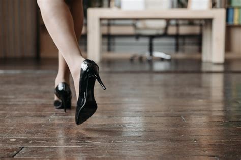 How To Stroll In Heels With Out Twisting Your Ankle Doctor Woao