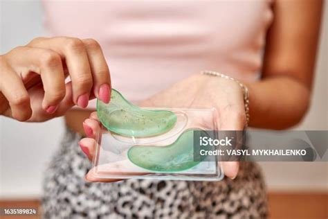 소녀는 눈 아래에 콜라겐 하이드로겔 패치를 사용합니다 아름다움 개념 눈 주위의 피부 관리를 위한 화장품 리프팅 미용실 주름 제거