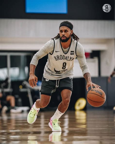 组图篮网备战周四揭幕战 欧文杜兰特有爱同框 搜狐大视野 搜狐新闻