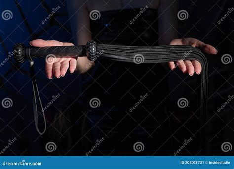 Azotes De Cuero Negro En Manos De Una Mujer Irreconocible Foto