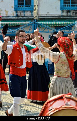 Portugiesische Volkstänzer Tanzen In Tracht Beim Jährlichen Festival Der Traube Oliver Bc