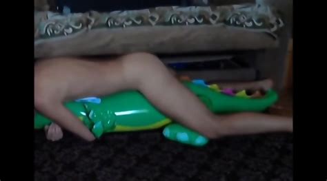 Big Inflatable Alligator Humping Cum Eporner
