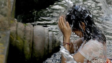 Viral Cewek Direkam Lagi Ganti Baju Usai Melukat Di Bali