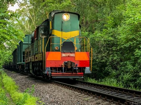 Средь зелени зелёный локомотив. Тепловоз ЧМЭ3Т-7060 с грузовым поездом ...
